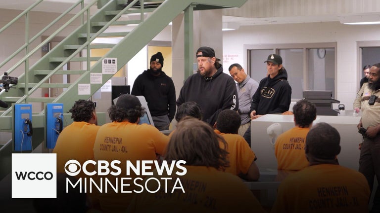 Country star Jelly Roll surprises Hennepin County Jail inmates with ...