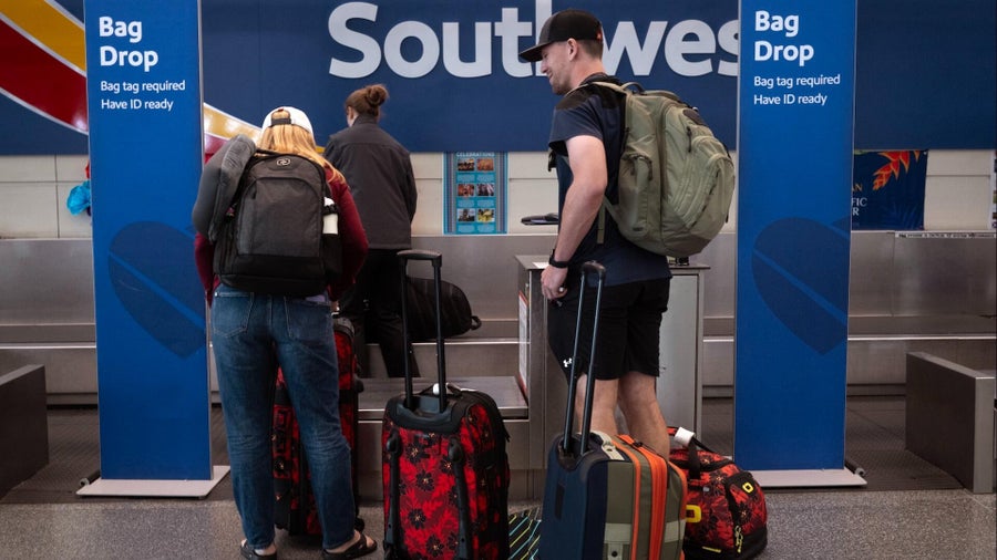 Southwest sets its first checked bag fee, starting at $35 - CBS News