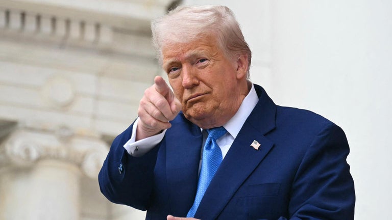 Appeals court temporarily reinstates Trump tariffs - CBS News