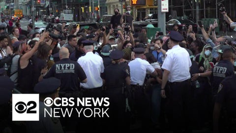 Another NYC protest against ICE raids ends with arrests - CBS New York