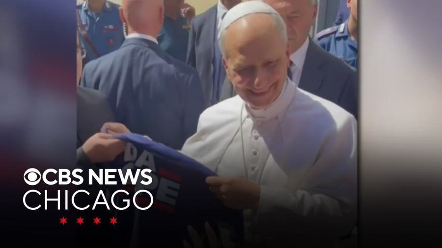 Chicago family goes viral giving Pope Leo XIV "Da Pope" T-shirt at mass in Italy - CBS Chicago