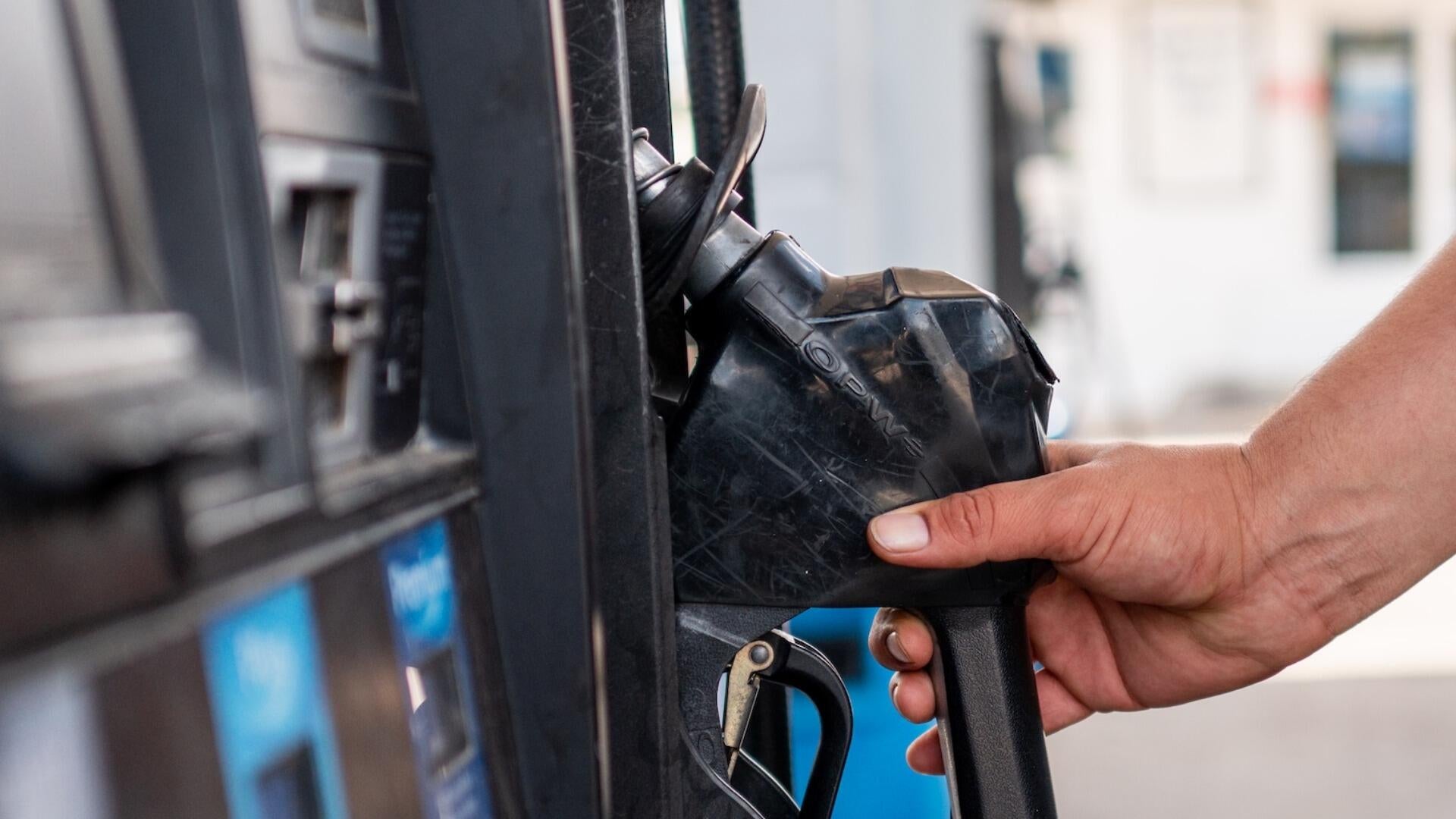 Michigan gas prices drop 11 cents this week, AAA reports - CBS Detroit