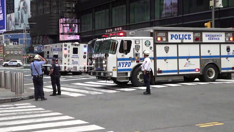NYC man facing charges after Times Square bomb threat, police say - CBS ...