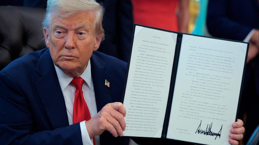 Feds charge man who burned U.S. flag outside White House in protest of ...