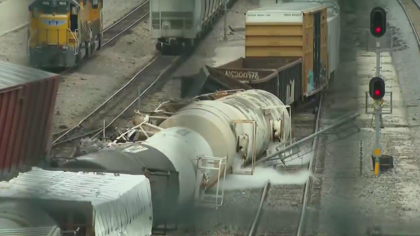 Shelter in place lifted after train derailment in Fort Worth - CBS Texas