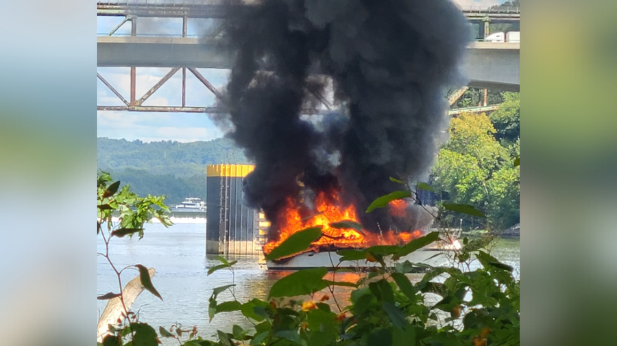 Photos show large boat fire on Allegheny River - CBS Pittsburgh