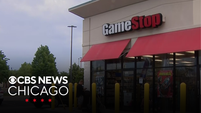 Burglars target GameStop store on Chicago's South Side - CBS Chicago