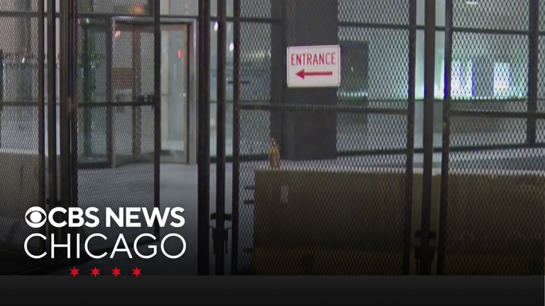 Temporary fencing going up at Dirksen Federal Building ahead of ...