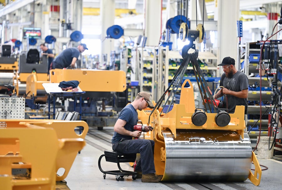 The U.S. is losing thousands of manufacturing jobs, analysis finds ...