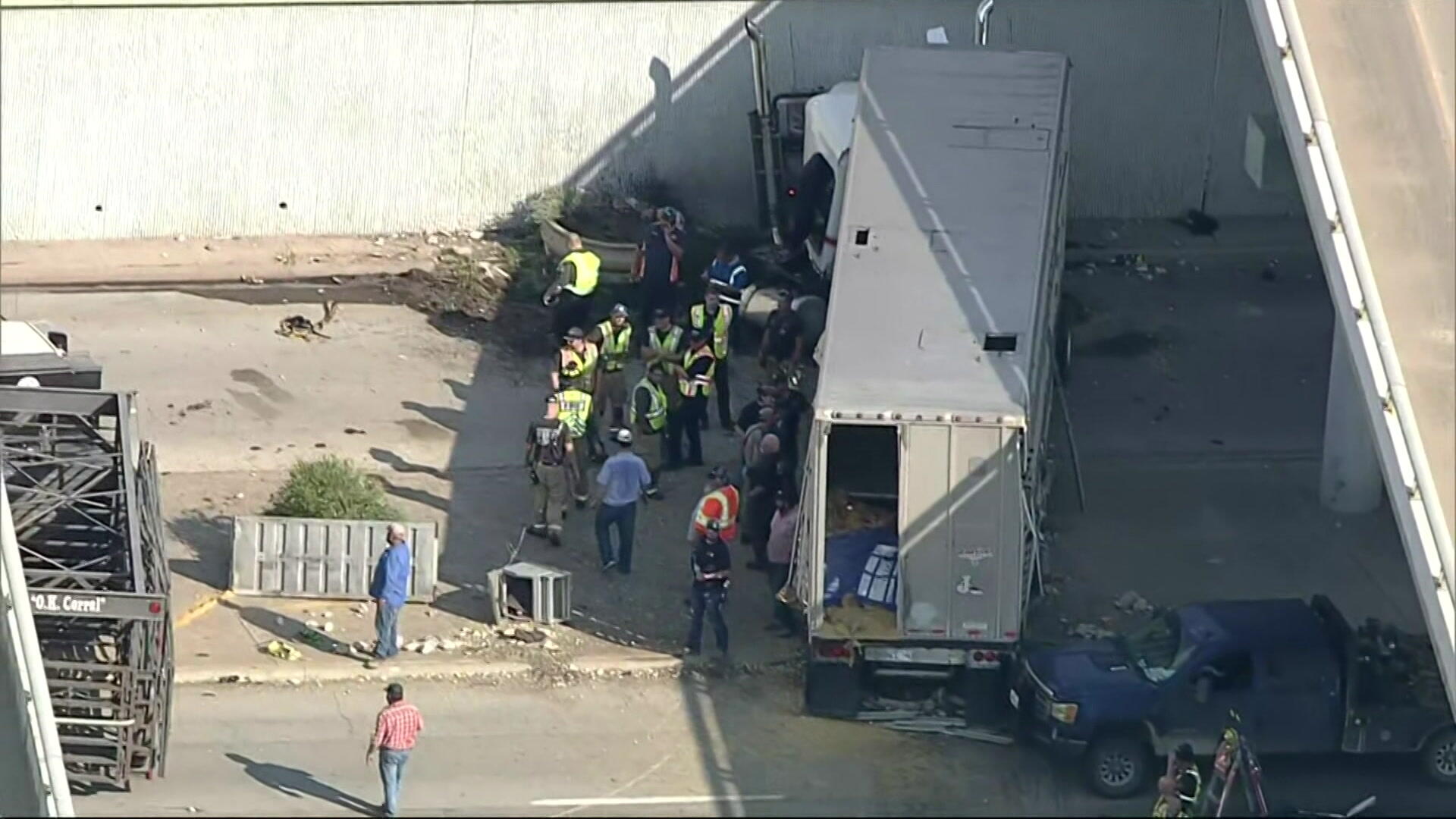 Crash involving livestock truck shuts down S US Hwy 77 in Waxahachie ...