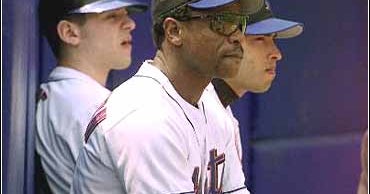 Mariners Sign Ricky Henderson - CBS News