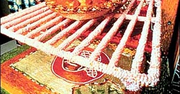 Creating Art, One Bead At A Time - CBS News