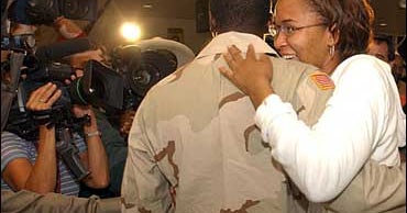 First Troops Home For Iraq R&R - CBS News