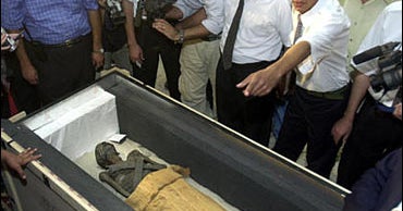 Mummy Gets Royal Welcome - CBS News
