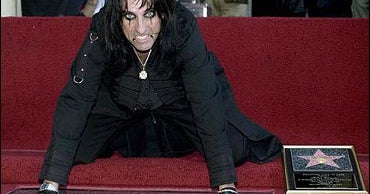 Alice Cooper Greets Star In Makeup - CBS News