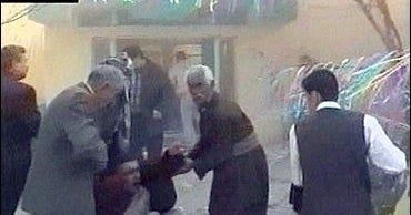 Iraq Suicide Bomber Caught On Tape - CBS News