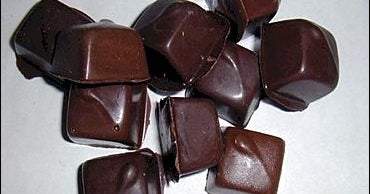 Chocolate Helps Smokers' Hearts - CBS News