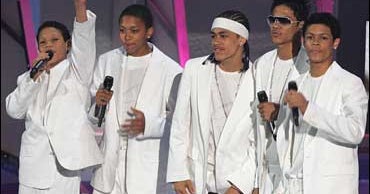 Boy Band Fans Rush Stage At Show - CBS News