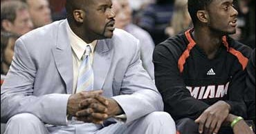 Shaq Scores Assist With Miami Police - CBS News
