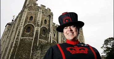 U.K.'s First Female Beefeater On The Job - CBS News