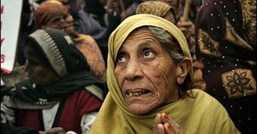 Bhutto's Party Claims Government Crackdown - CBS News
