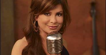 Paula Abdul Spaces Out On "American Idol" - CBS News