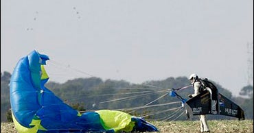Human Jet Zooms Across English Channel - CBS News