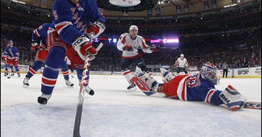 Duck the Puck: Hockey in 3D Makes TV Debut - CBS News