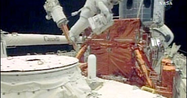 Hubble Repair Poses Daunting Challenge - CBS News