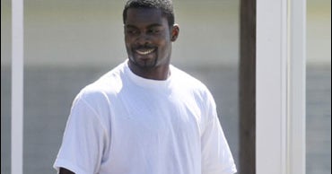Vick Arrives Home For House Arrest - CBS News
