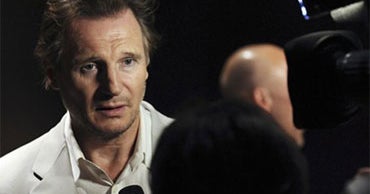Neeson Walks Red Carpet - CBS News