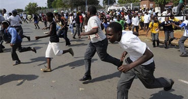 School Kids Riot Over Hip-Hop Star's Bail - CBS News