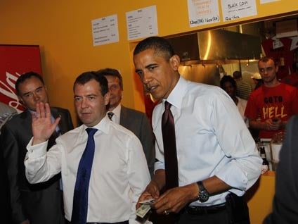 Presidents Obama, Medvedev Go Out for Burgers - CBS News