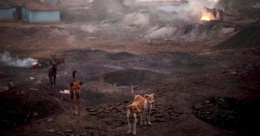 Scavenging To Survive In India's Belt Of Fire - CBS News