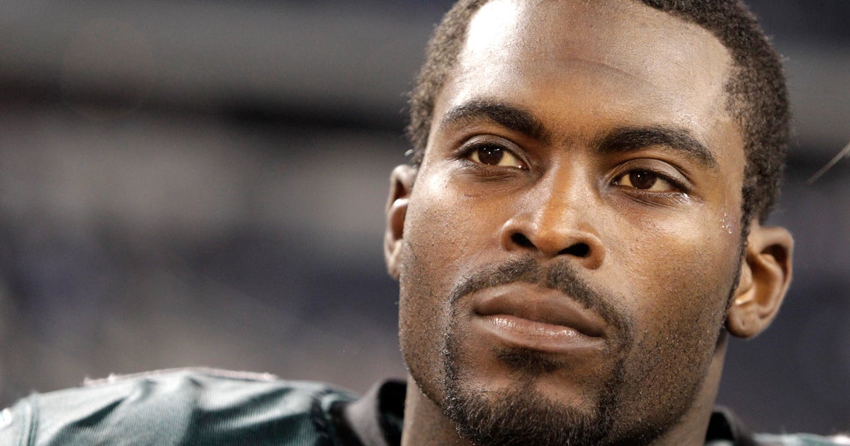 Michael Vick visits prison, vows to continue outreach - CBS News