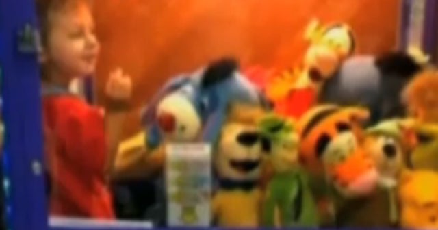 VIDEO: Toddler gets trapped in vending machine - CBS News