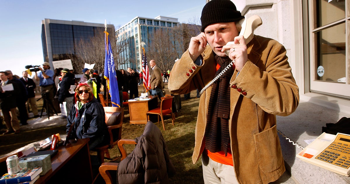 Cops tackle lawmaker as he enters Wis. Capitol - CBS News