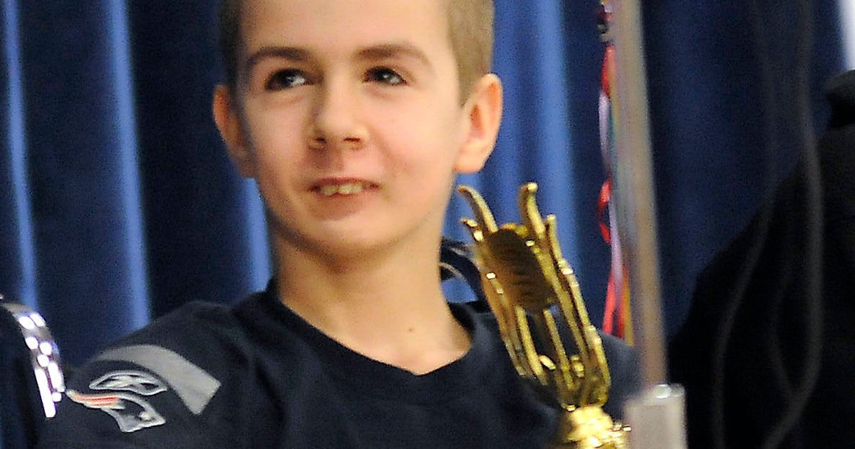 Boy without hands honored for penmanship - CBS News