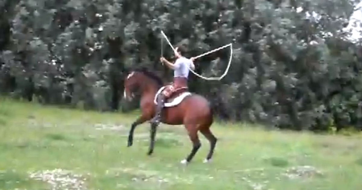 WOW: Horse and rider jumping rope - CBS News