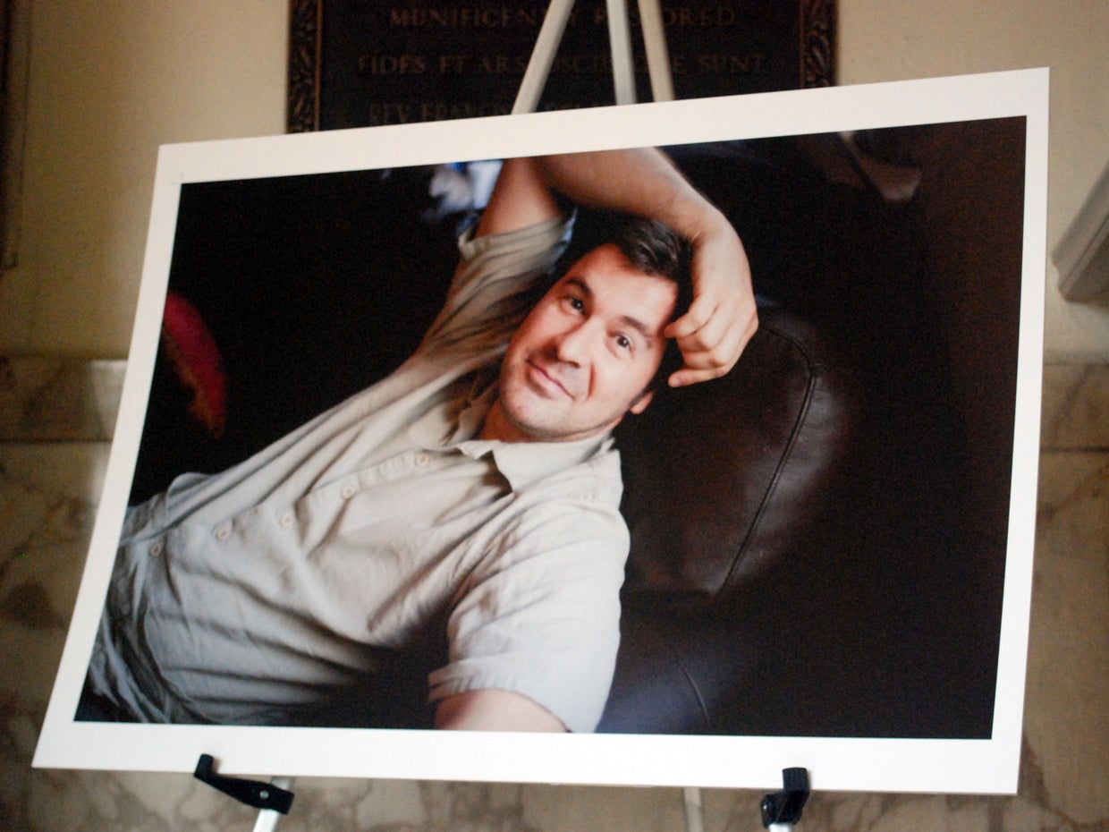 Chris Hondros remembered by hundreds at memorial service - CBS News