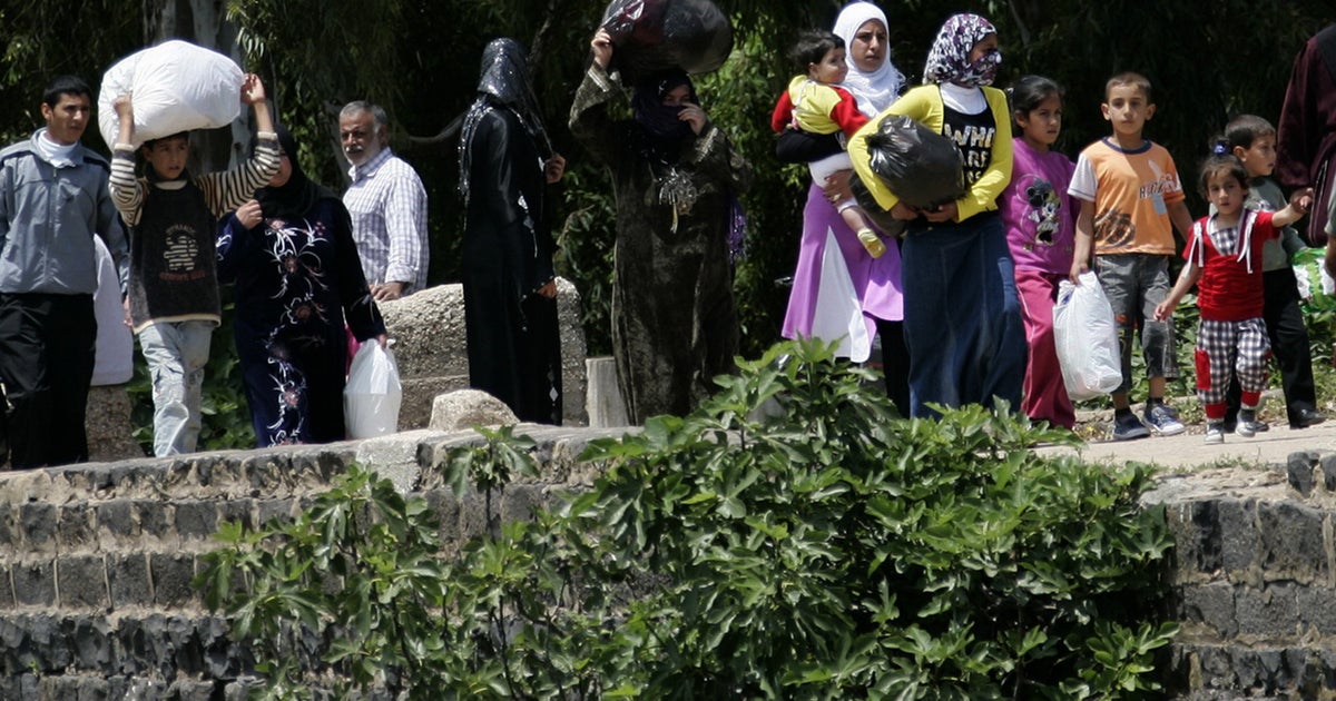 Hundreds of Syrians flee violence to Lebanon - CBS News