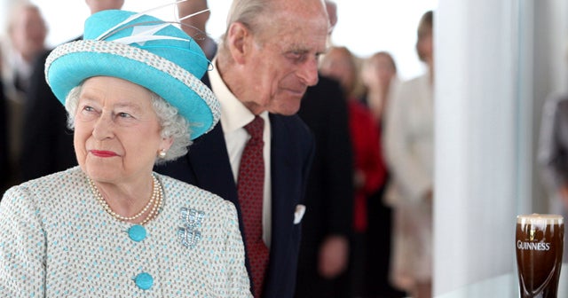 My goodness! Queen passes on Guinness pint - CBS News
