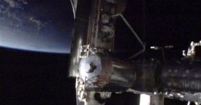 History knocking: Endeavour docks with Space Station - CBS News