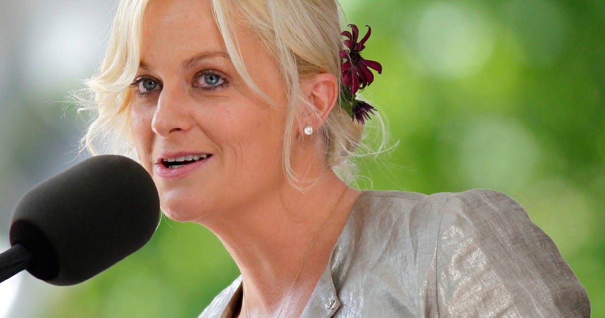 Amy Poehler cracks jokes, offers life lessons in Harvard speech - CBS News