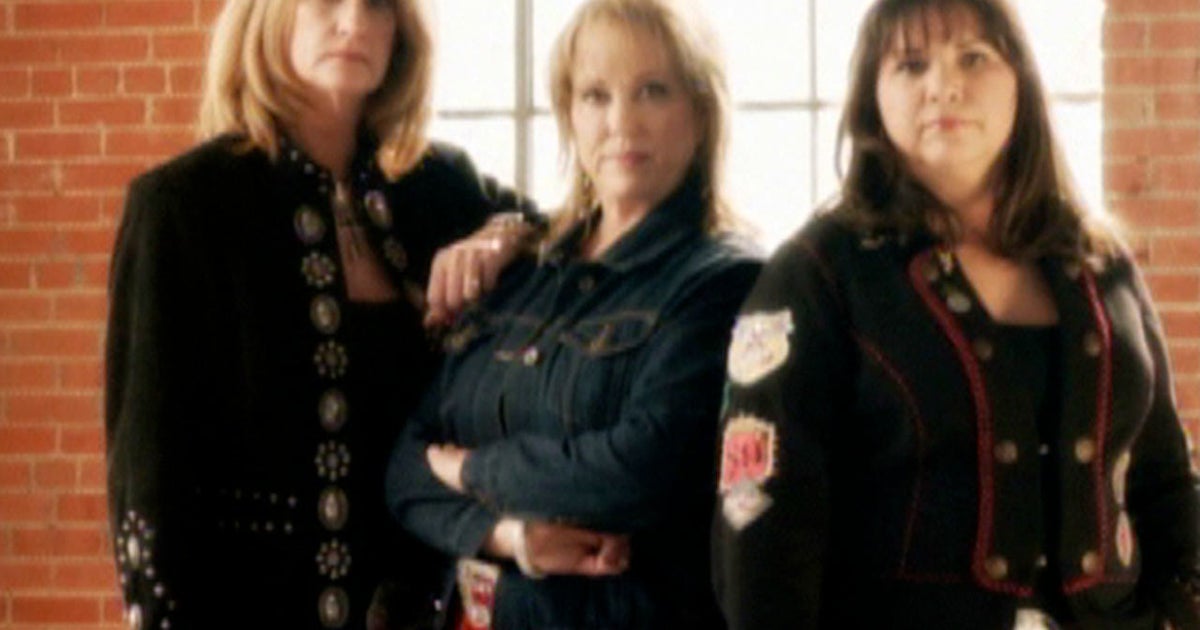 The Facebook Detectives - CBS News