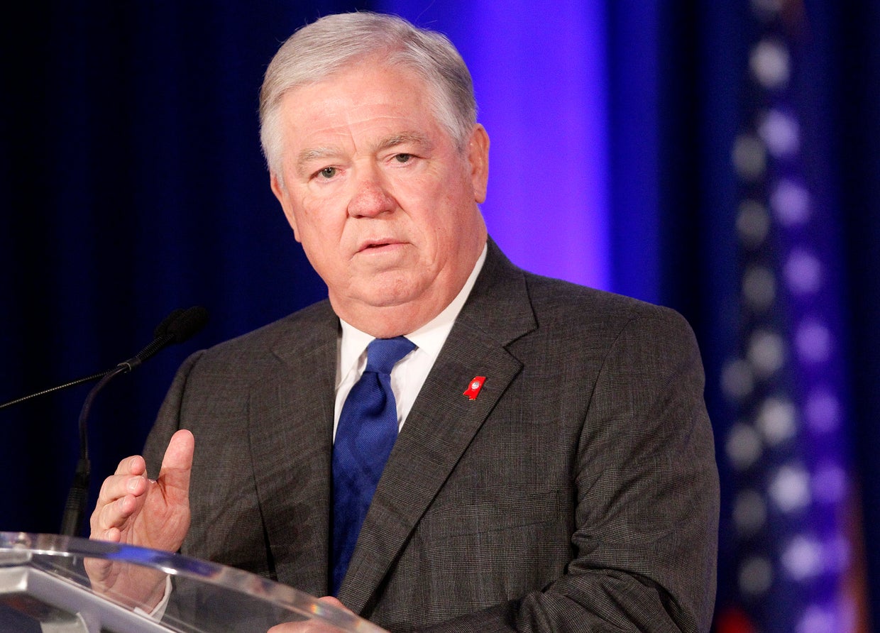 Haley Barbour: Tea Party must stick with GOP - CBS News