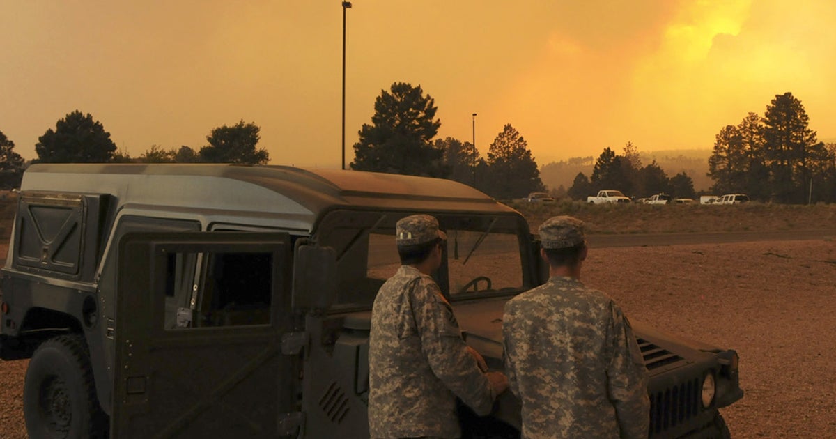 Thousands flee Los Alamos as wildfire advances - CBS News