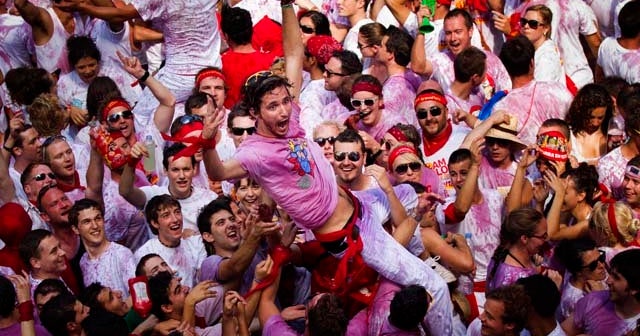 Thousands celebrate the running of the bulls - CBS News
