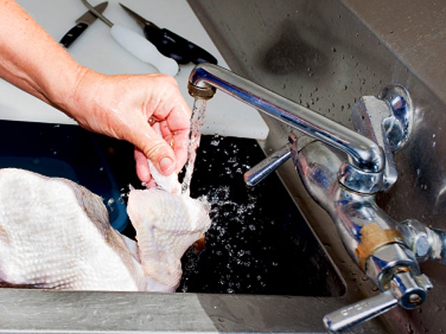 10 dangerous but common food safety mistakes