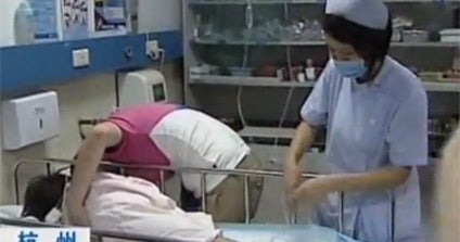 Chinese toddler falls 10 stories, is caught - CBS News